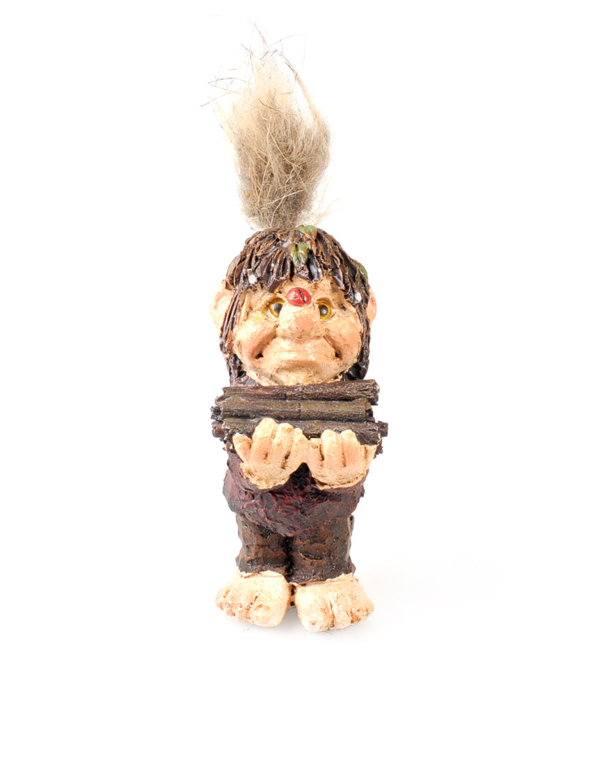 Resin Troll, holding logs – Sunfilm
